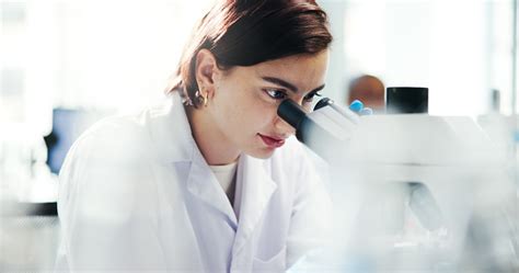 실험실 건강 관리 및 의료 혁신 분야의 연구를 위한 테스트를 통한 현미경 과학 및 여성 치료법 개발을 위한 과학자 실험 및 미생물학 제약 연구 및 생명 공학 시험 25 29