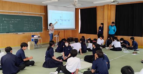 喜界島サンゴ礁科学研究所 喜界中学校でのジオパーク学習がスタートしました🪸 「不思議に思う力」をテーマに、探究活動の進め方のレクチャーと