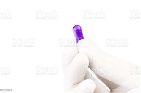 양성자 보라색 색깔 유기 Med 캡슐을 들고 의료 장갑에 손을 흰색 배경 클로즈업에 고립 건강관리와 의술에 대한 스톡 사진 및 기타 이미지 건강관리와 의술 건강한