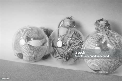 3 개의 작은 둥근 유리 투명 빈티지 즉흥적으로 우아한 Hipster 장식 아름 다운 축제 새 해의 공 건초 밀 짚 내부와 스타와 함께 크리스마스 장식 0명에 대한 스톡