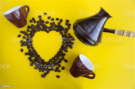 노란 배경에 열 모양의 터키 세즈브 갈색 세라믹 컵 커피 콩이 있는 커피 구성 맨 위 보기입니다 공간을 복사합니다 0명에 대한 스톡 사진 및 기타 이미지 Istock