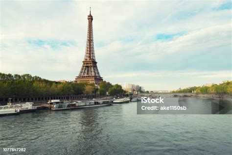 봄 시즌에 세 느 강에서 파리에서 에펠 타워 파리 프랑스입니다 에펠탑에 대한 스톡 사진 및 기타 이미지 에펠탑 파리 일 드