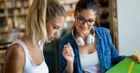 도서관에서 책을 가지고 공부하는 행복한 젊은 대학생들 대학에 다니는 다인종 사람들 사진 Unsplash의 토론 이미지