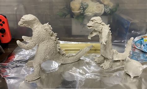 ハ木原 on Twitter 息子がダンボールで作成しようとしていたので粘土の方がいいんじゃないって事で急遽始まった粘土こねこね大会