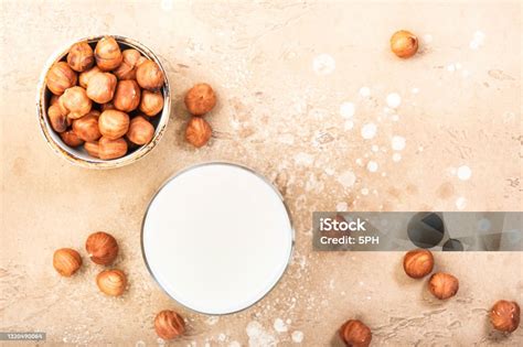 헤이즐넛 너트 밀크에 유리 베이지 색 테이블 배경 비 유제품 대체 채식주의 우유 건강한 채식 주의 식단 식품 및 음료 0명에 대한 스톡 사진 및 기타 이미지 Istock
