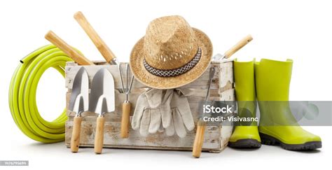 원예 도구 세트 정원 키트가 있는 나무 상자 고무 녹색 부츠 호스 손잡이 흙손 밀짚 모자 및 보호 장갑 흰색 배경에 격리 작업 또는 판매 정원 제품의 개념 원예용품에 대한