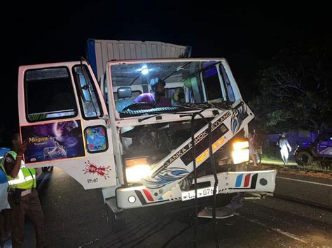 නවතා තිබූ සැප බස් රථයේ ලොරියක් ගැටීමෙන් තිදෙනෙක් මරුට දෙදෙනෙකුට