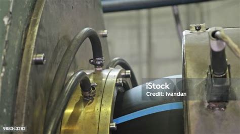 파이프 생산 라인 제조입니다 플라스틱 물 파이프 공장 제조입니다 물과 공기 압력의 사용과 기계 도구에 플라스틱 튜브를 만드는 과정 강철에 대한 스톡 사진 및 기타 이미지