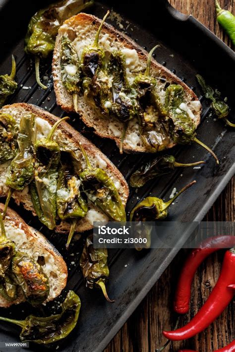 그릴 접시에 녹색 패드론 고추와 치즈를 첨가 한 전통 빵으로 만든 구운 샌드위치 바베큐그릴에 대한 스톡 사진 및 기타 이미지 바베큐그릴 곁들이는 요리 파드론 고추