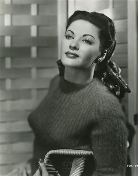 The Bullet Bra Craze In Photos When Pointed Style Ruled Womens
