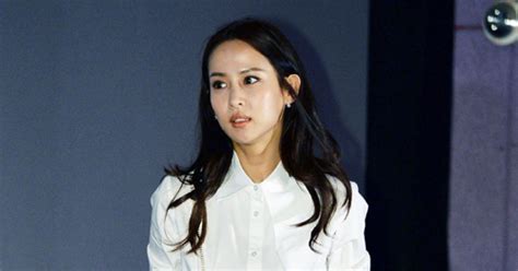 포토엔 조여정 초미니에 살짝 긴장한 손인간중독시사회