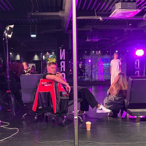 Шел 6 ой час кастинга… Мы держались как могли… В перерыве подошла девочка с номером 190 и