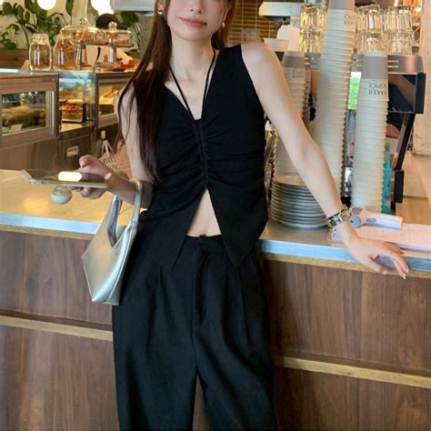 홀터넥 블랙 셔링 탑