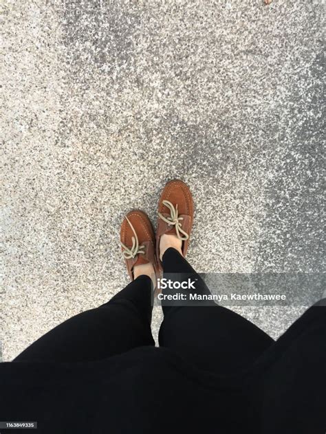 발과 다리는 위에서 볼 수 있습니다 콘크리트 배경에 패션 플랫 브라운 신발발의 셀카 가죽에 대한 스톡 사진 및 기타 이미지