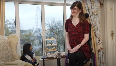 У Лондоні вперше зустрілися найнижча та найвища жінки у світі Читайте на Ukr Net