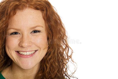 Милая женщина с красными волосами и веснушками Стоковое Фото