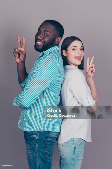 2 혼합된 인종 사람들 Vsign를 보여주는입니다 그의 아름 다운 백인 여자와 함께 서 있는 잘생긴 아프리카 미국 사람 2명에 대한 스톡 사진 및 기타 이미지 Istock