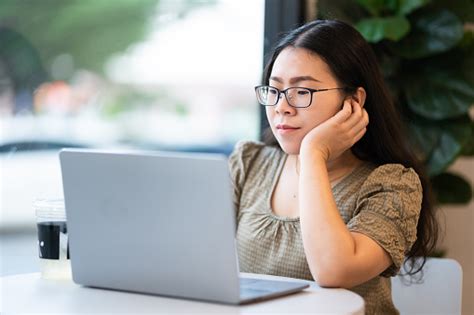 아시아 프리랜서 사람들 비즈니스 여성 캐주얼 배경 통신 개념과 같은 커피 숍에서 커피 컵과 스마트 폰과 노트북 컴퓨터로 작업 20 29세에 대한 스톡 사진 및 기타 이미지
