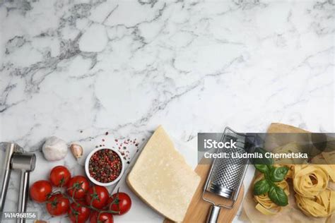 흰색 대리석 테이블에 조리기구와 신선한 재료로 평평한 구성을 깔아 놓습니다 텍스트를 위한 공간 대리석에 대한 스톡 사진 및 기타 이미지 Istock