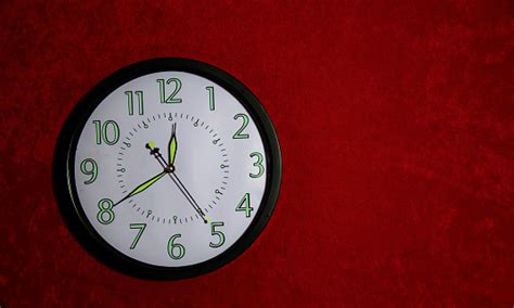 컬러 배경에 시계 커피 컵 및 무선 헤드폰의 다양한 이미지 0명에 대한 스톡 사진 및 기타 이미지 0명 계시기 광학 작용