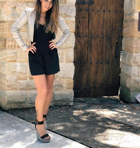 دنیز خانوم و دامنای کوتاهش و مردای هیز مهمونی