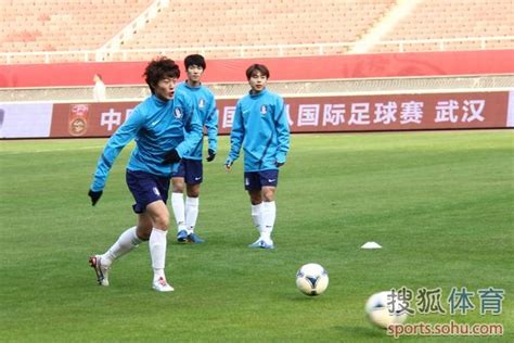 幻灯：韩国男足备战一丝不苟 主教练发布会严肃 搜狐体育