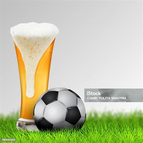 녹색 잔디에 맥주와 축구 공의 현실적인 유리 축구 팬 개념입니다 스포츠 바 메뉴 포스터 배너 흰색 배경에서 격리된 개체입니다 벡터 그림입니다 Eps 10 Final