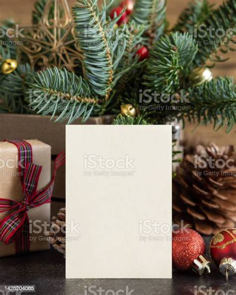 크리스마스 장식 전나무 가지와 소나무 콘 사이의 수직 빈 카드가 닫힙니다 0명에 대한 스톡 사진 및 기타 이미지 0명 갈색 겨울 Istock