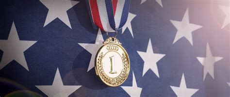 금색 은색 동메달 모형 트로피 메달 와 리본 와 대결 미국 국기 국내 또는 국제 올림픽 스포츠 대회의 우승자를 대표합니다 수상자 및 수상 컨셉 Championship에 대한