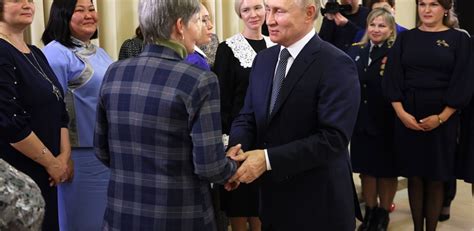 თქვენმა ბიჭებმა ასეთი ბედი აირჩიეს პუტინი ჯარისკაცების დედებს Metronome Ge