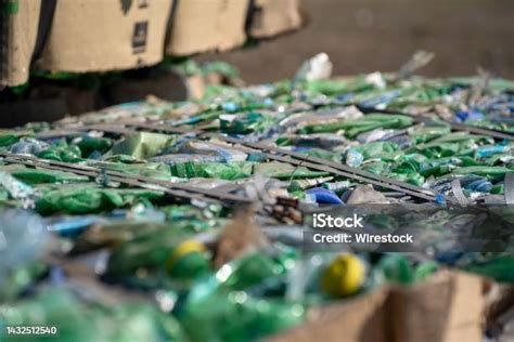 상자에 포장 된 재활용 가능한 플라스틱 쓰레기의 클로즈업 샷 0명에 대한 스톡 사진 및 기타 이미지 0명 나무 상자 더러운 Istock