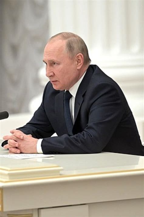 Путин поручил принимать оплату за природный газ в рублях