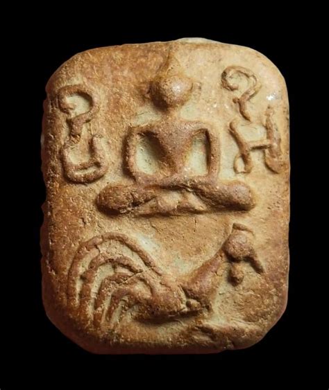 พระเครื่องเนื้อดิน หลวงพ่อปาน วัดบางนมโค พิมพ์ขี่ไก่หาง 5 เส้น Ennxo