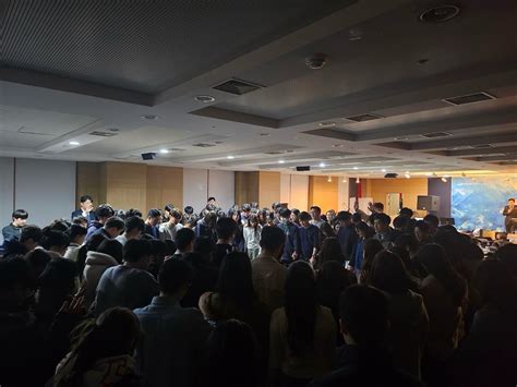 광림교회 청년선교국 Lfc 우리는 주를 예배하는 것을 포기할 수 없습니다 💪🏻🤎 생각 나는 친구에게 속원에게 이 영상을 공유해 보세요 ☺️ 주저 앉아