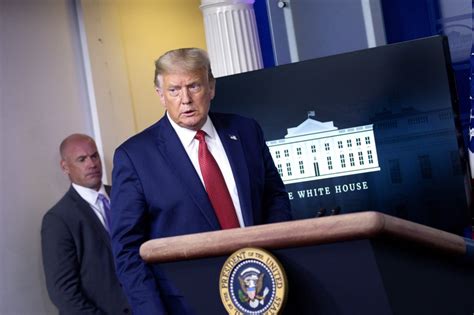 Стрелба край Белия дом Тайните служби изведоха Тръмп по време на брифинг