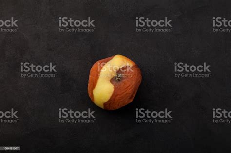 썩은 텍스트 공간이 어두운 질감 배경에 사과를 버릇 부적절한 식품 저장 개념 유기 폐기물 의 감소 0명에 대한 스톡 사진 및 기타 이미지 Istock