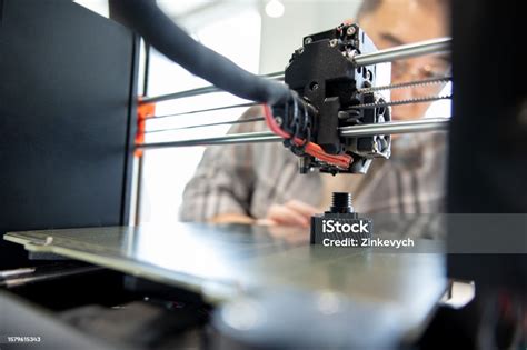 3d 프린터를 확인하는 남자 실험실에서 3d 프린터로 물건을 만드는 과정 35 39세에 대한 스톡 사진 및 기타 이미지 35 39세 3차원 인쇄 3차원 형태 Istock