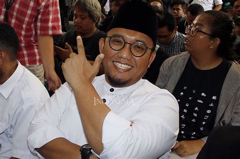 Pose Dua Jari Dahnil Anzar Di Sidang Ratna Sarumpaet