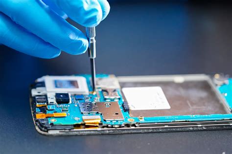 기술자는 솔더를 납땜하여 하드 디스크 내부를 수리합니다 집적 회로 데이터 하드웨어 기술자 및 기술의 개념 데스크탑 컴퓨터에 대한