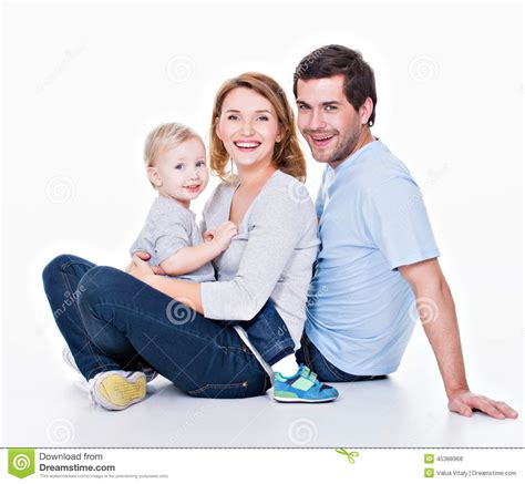 Счастливая молодая семья с маленьким ребенком Стоковое Фото изображение насчитывающей ð²ðñžð±