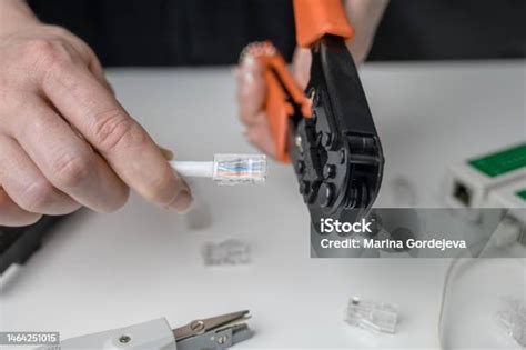 케이블 꼬임 도구 Utp Cat 5 이더넷 트위스트 페어 연결 절차 Utp 케이블 Rj45 Lan 케이블 압착 Rj45 커넥터 압착으로 이동 기술자에 대한 스톡 사진 및