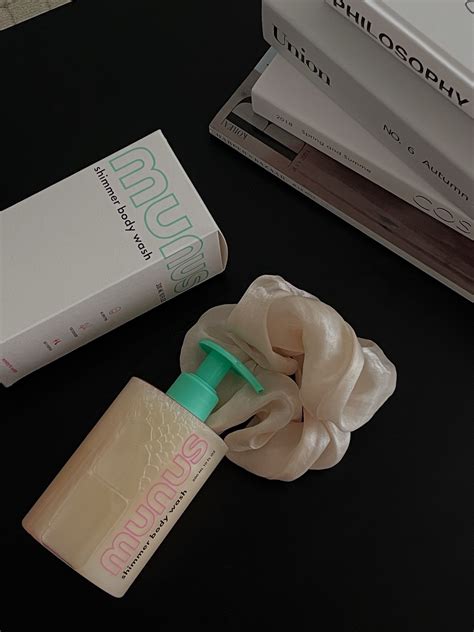 뚜맘홈ㅣ모노톤ㅣ구축인테리어 사진 속 비밀을 찾아보세요 🤫 공간에 변화를 주고 싶어서 블랙 서랍장을 빼고 화이트 서랍장으로 바꿔봤어요〰️ 아무래도 아직은 화사한 분위기가