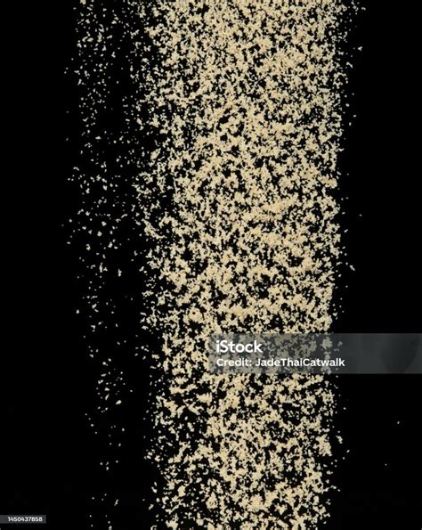 갈색 설탕 비행 폭발 갈색 곡물 설탕 폭발 추상 구름 비행 아름 다운 완전한 씨앗 사탕 수수 공기 튀김 음식 개체 디자인 선택적 초점 정지 샷 격리된 검은색 배경 가루로