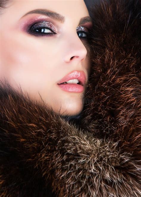 El Retrato Sensual De Una Muchacha Con Brillante Compone A BO Natural