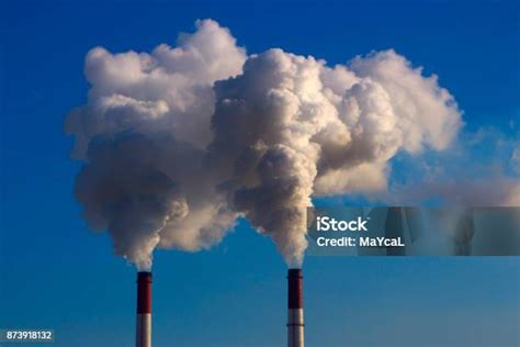 식물의 파이프 대기 중으로 유해 물질을 방출 한다 하늘 배경에 클로즈업 겨울에 대한 스톡 사진 및 기타 이미지 겨울 고층 건물 공기 오염 Istock