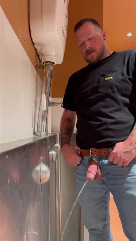 Muscle Daddy Pissing Video 7