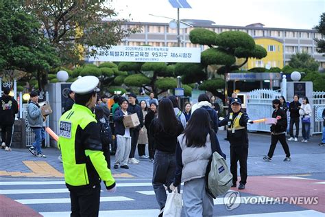 수능 시험장 들어가는 수험생들 연합뉴스