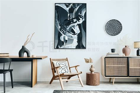 抽象高清图片 现代公寓的室内装饰风格别致 配有木制梳妆台设计桌椅椅子地毯墙壁抽象画和家居装饰的个人配饰 产品实拍免费下载 jpg格式