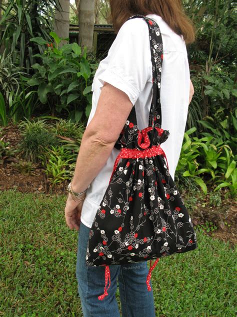 Threading My Way Drawstring Shoulder Bag Tutorial Threading My Way Drawstring Shoulder Bag Tutorial