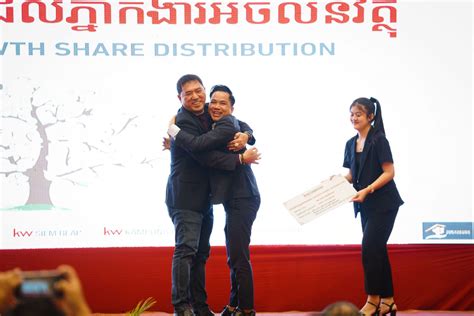 ឧកញ៉ាបណ្ឌិត គីម ហ៊ាង ប្រកាសបុគ្គលិកឆ្នើមលក់ បុរី វិមានសំណាង ៣រូប ទៀតជាប់ឈ្មោះទៅលេងសហរដ្ឋអាមេរិក